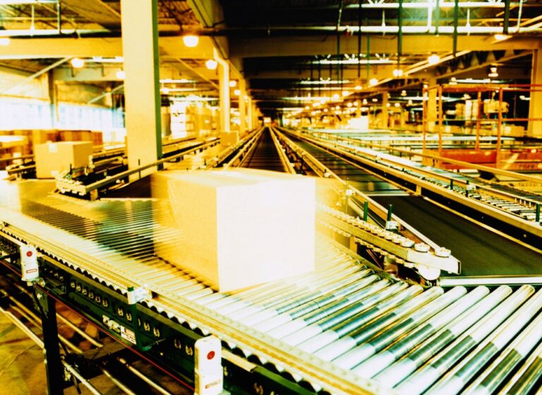 The Advantages of Packaging with Conveyor Systems - Filamatic